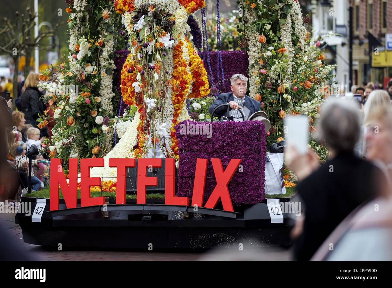 VOORHOUT - les flotteurs et les flotteurs décorés de fleurs passent ...