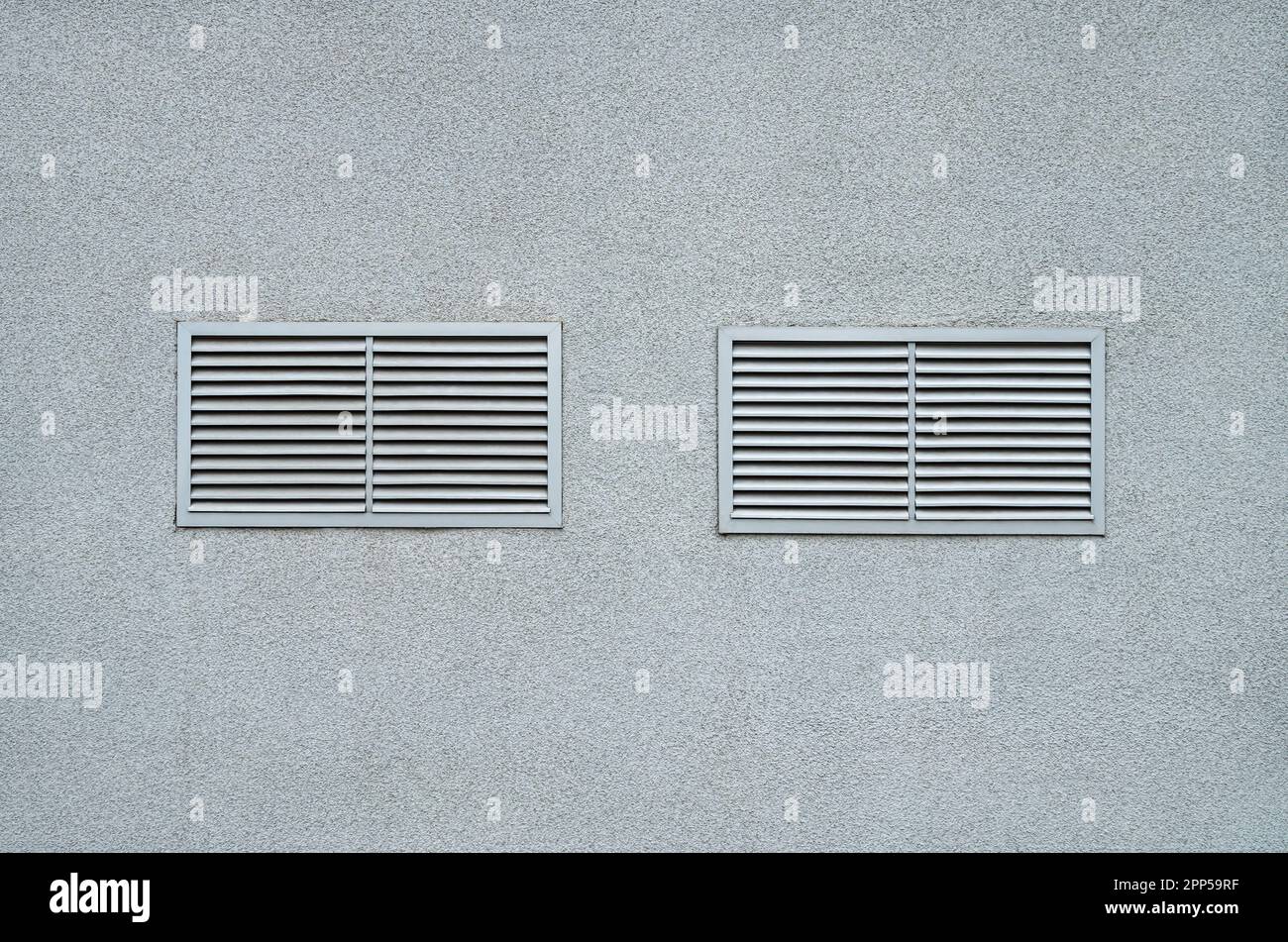 La grille de ventilation métallique est installée sur un mur en ciment ...