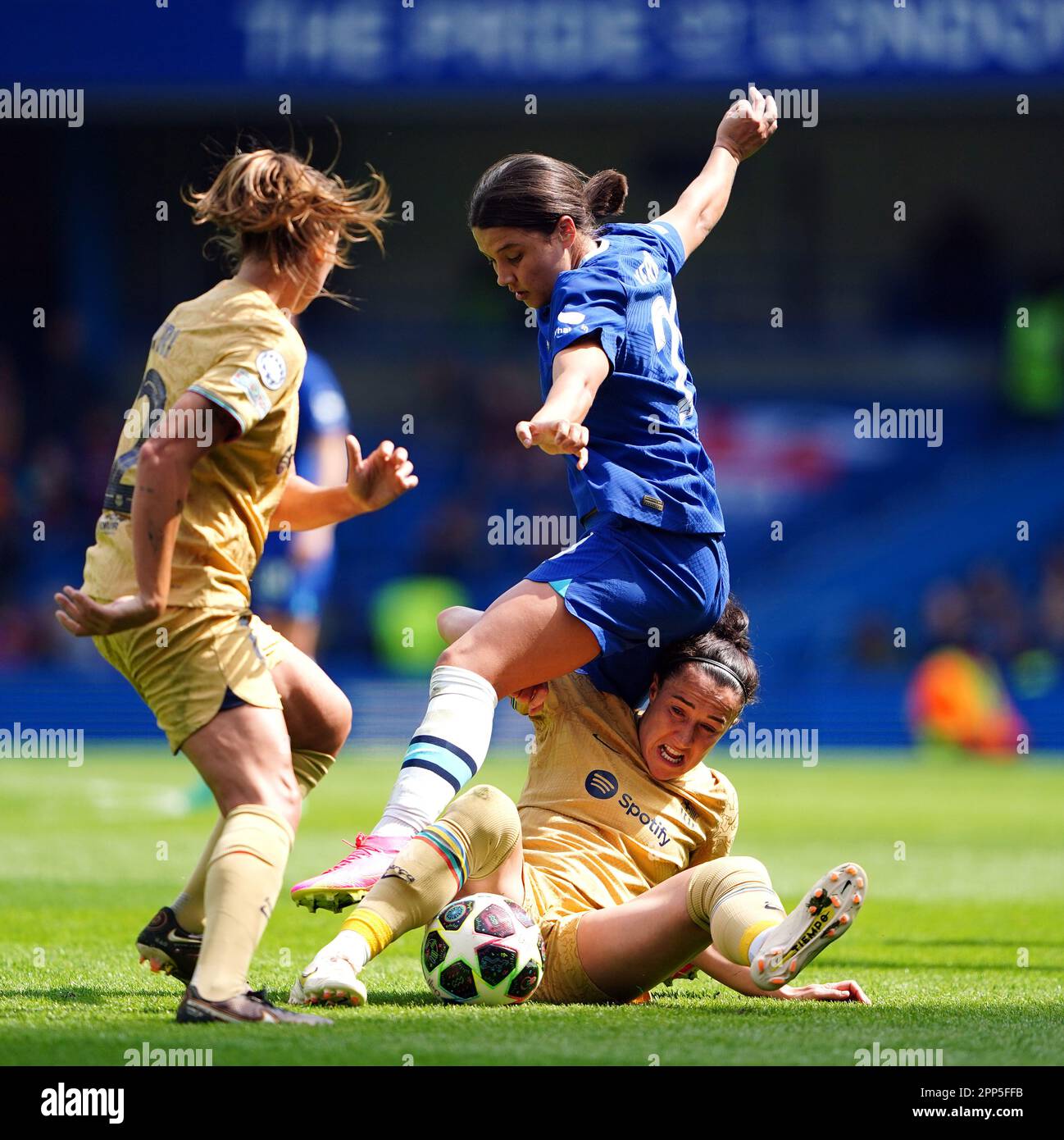 Lucy Bronze de Barcelone (sur le sol) est défié par Sam Kerr de Chelsea ...