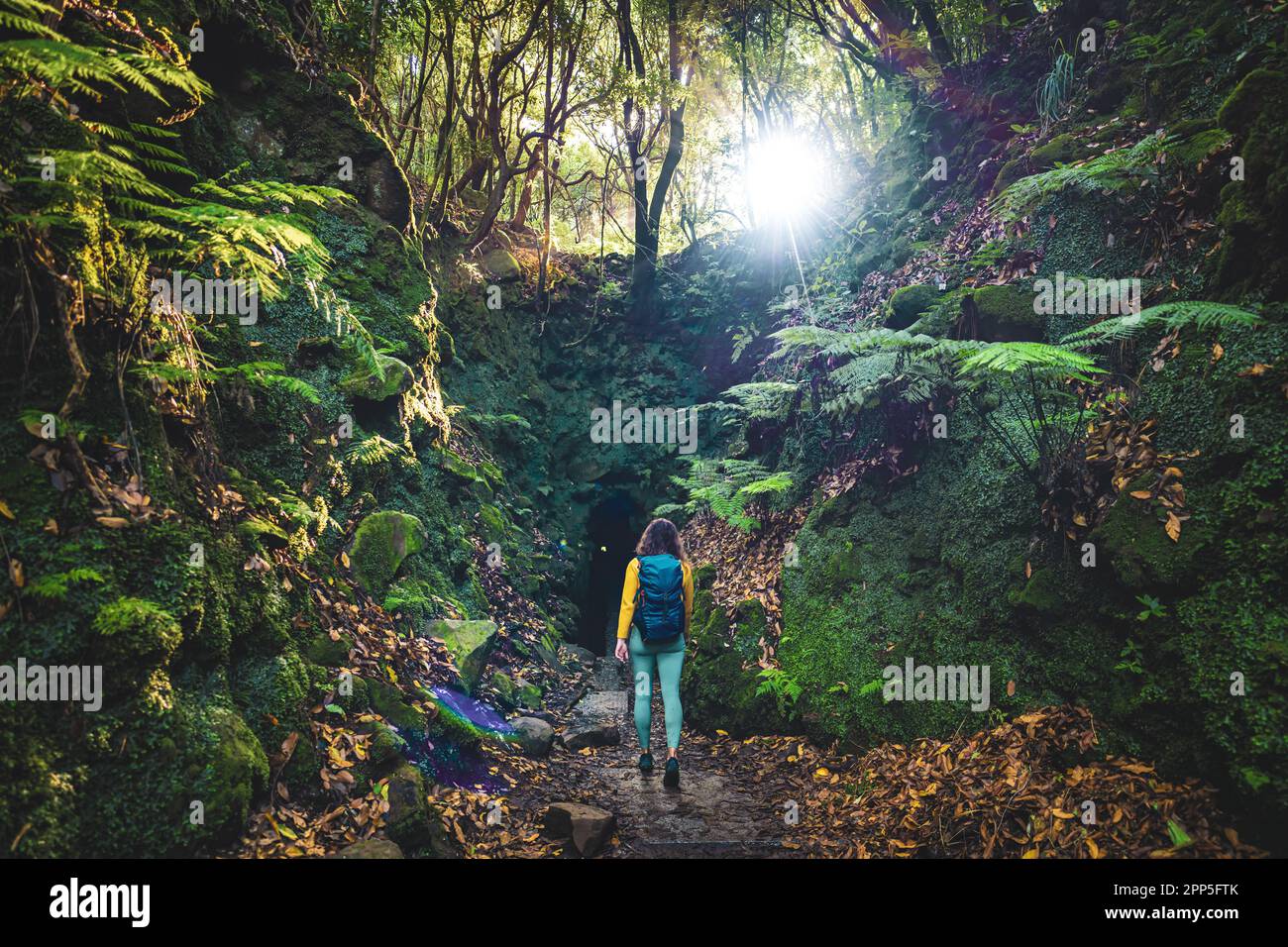 Description: Femme touristique marchant dans un tunnel le long d'un ...