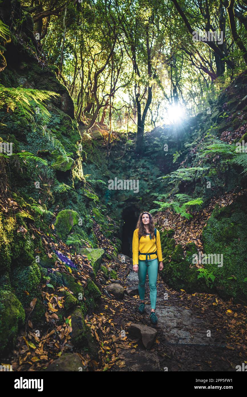 Description: Femme de tourisme sortant d'un tunnel le long d'un sentier ...