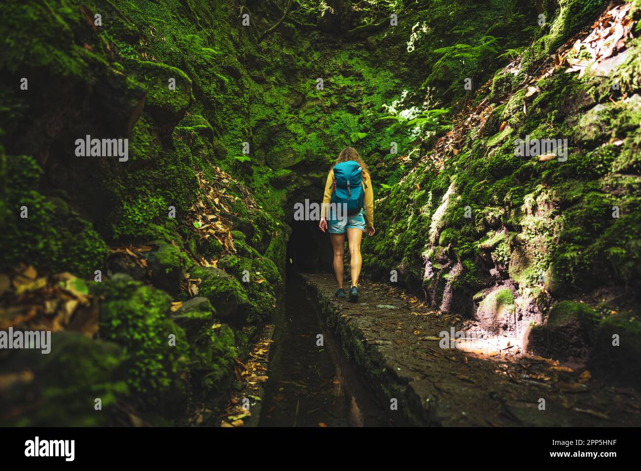 Description: Femme touristique entrant dans un tunnel le long d'un ...