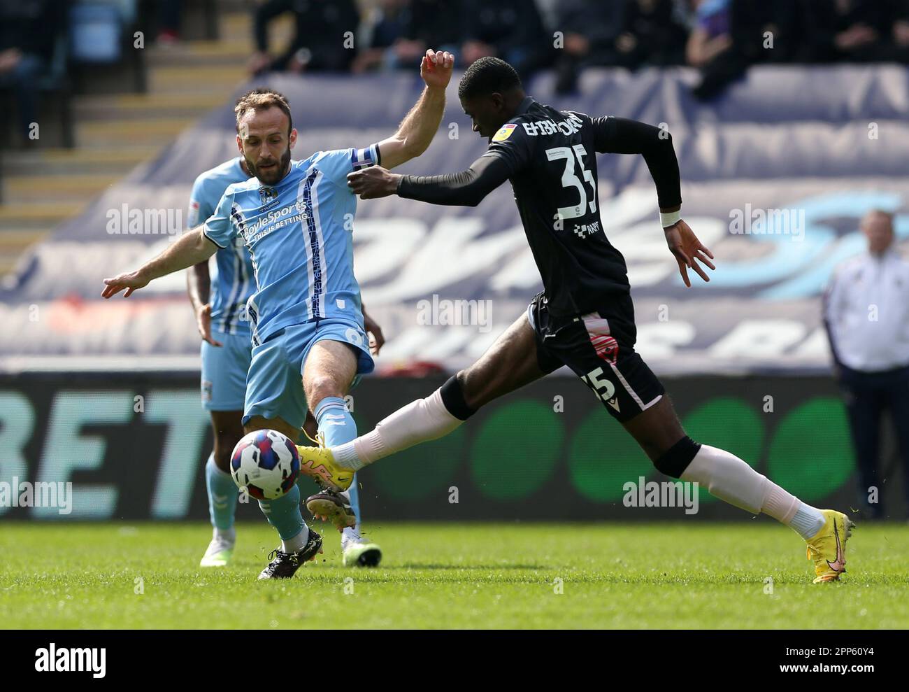 Liam Kelly de Coventry City (à gauche) et Kelvin Ehibhatiomhan de ...