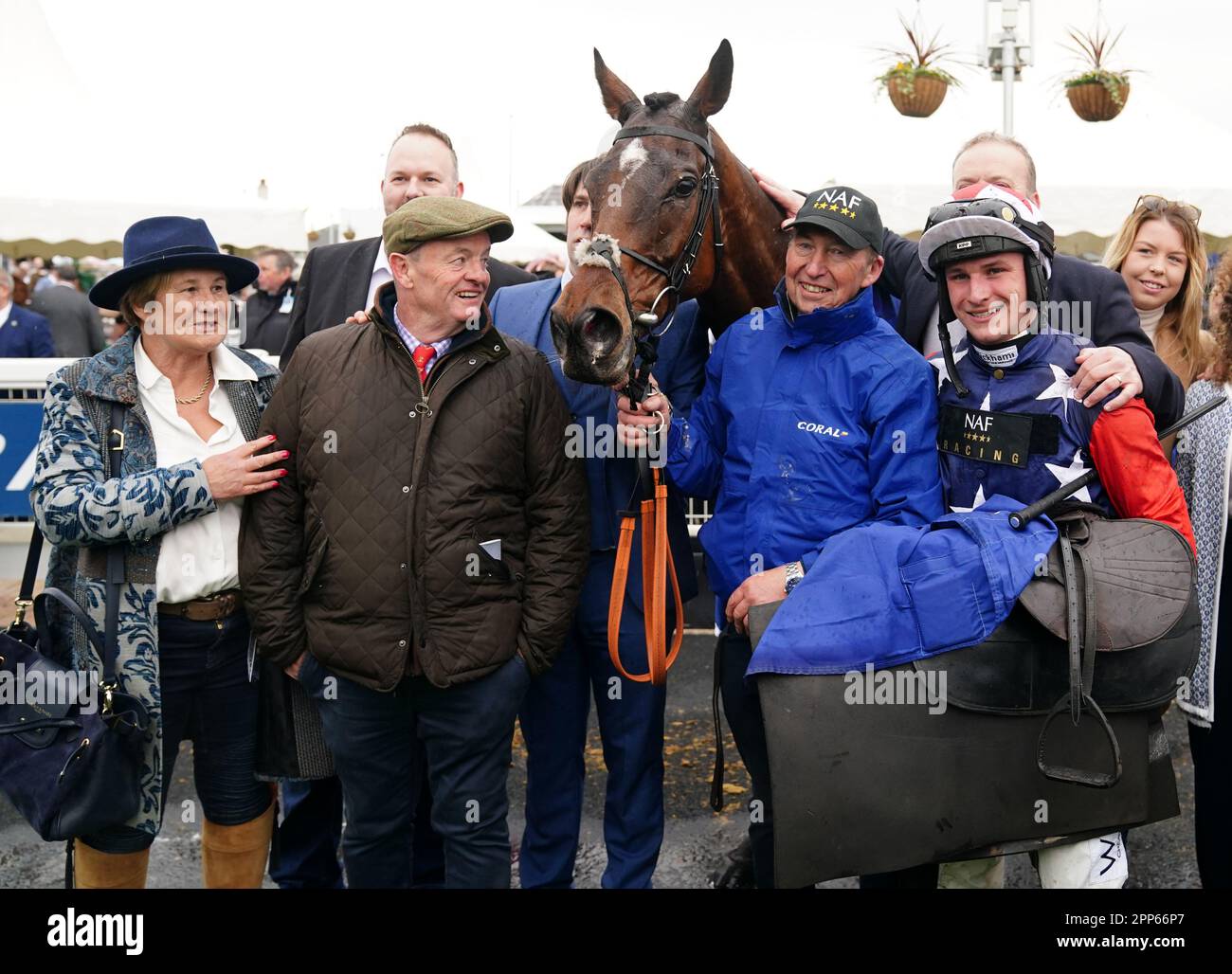 Kitty's Light criblé par le jockey Jack Tudor (à droite) Célébrez après ...