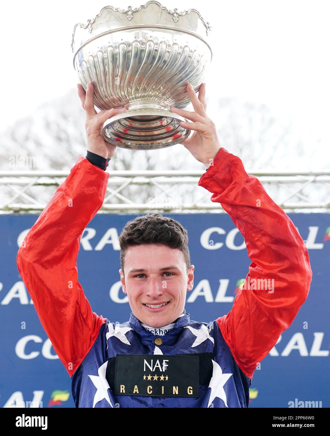 Le Jockey Jack Tudor célèbre après avoir porté la lumière de Kitty à la ...
