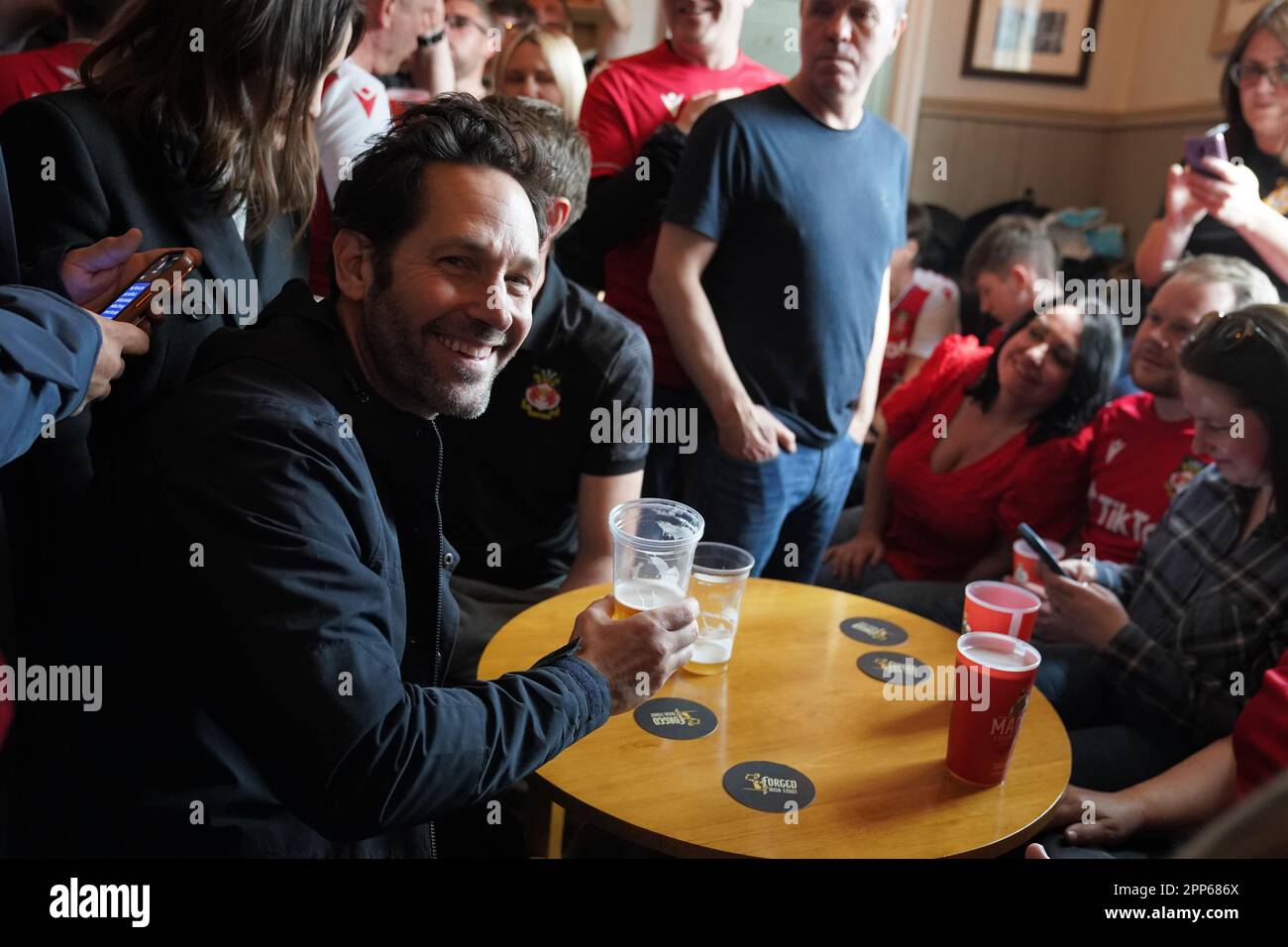 Paul Rudd aux côtés des fans de Wrexham dans le pub Turf avant le match ...