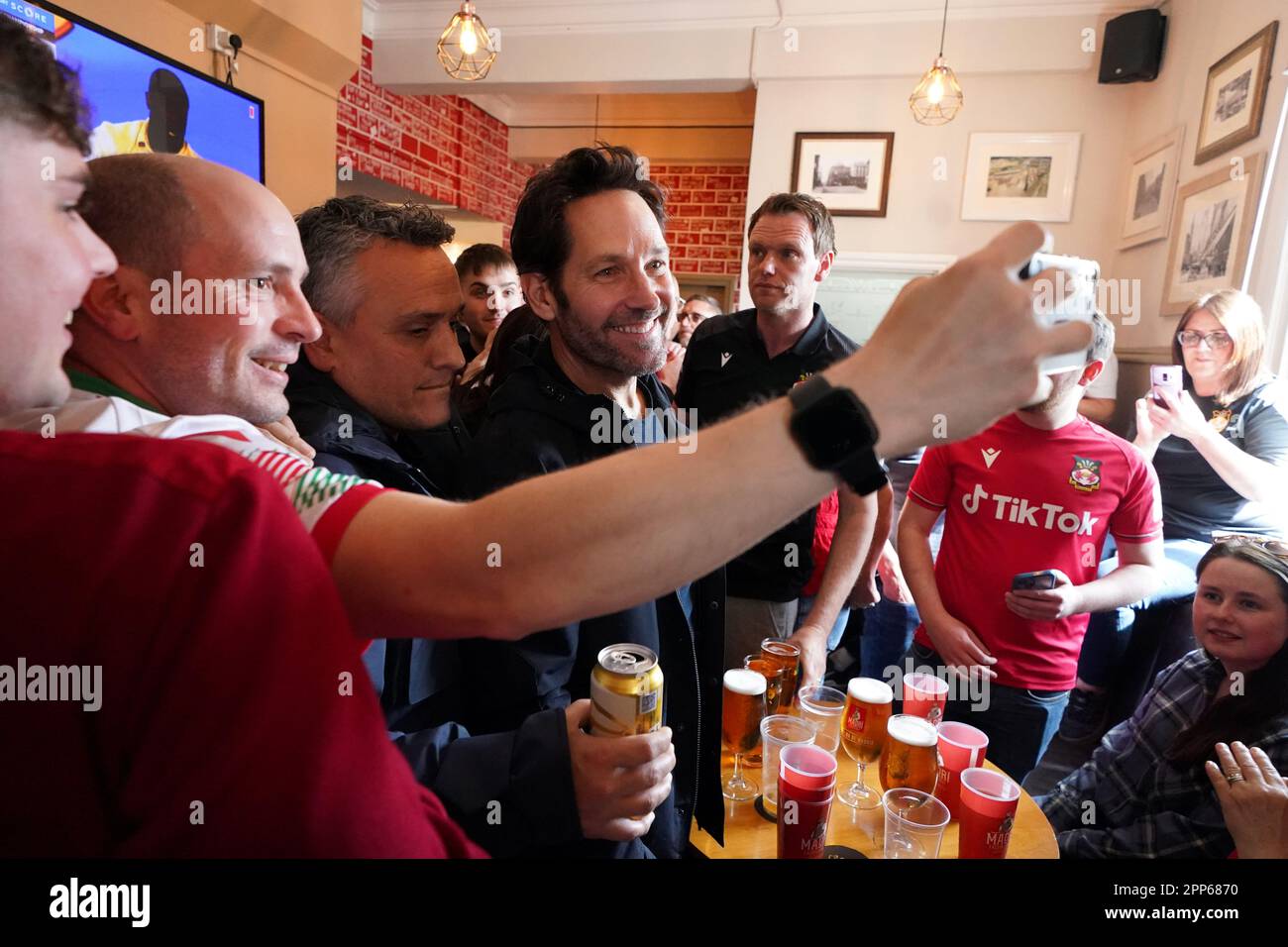 Paul Rudd apparaît dans des photos aux côtés des fans de Wrexham dans ...