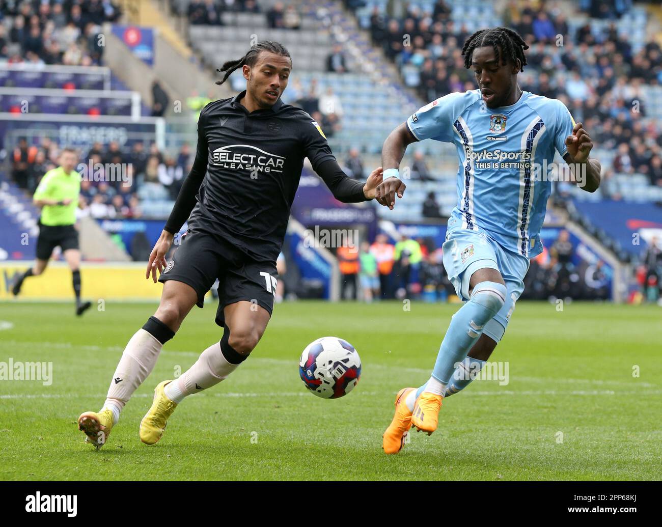 Reading's Femi Azeez (à gauche) et Josh Wilson-Esbrand, de Coventry ...