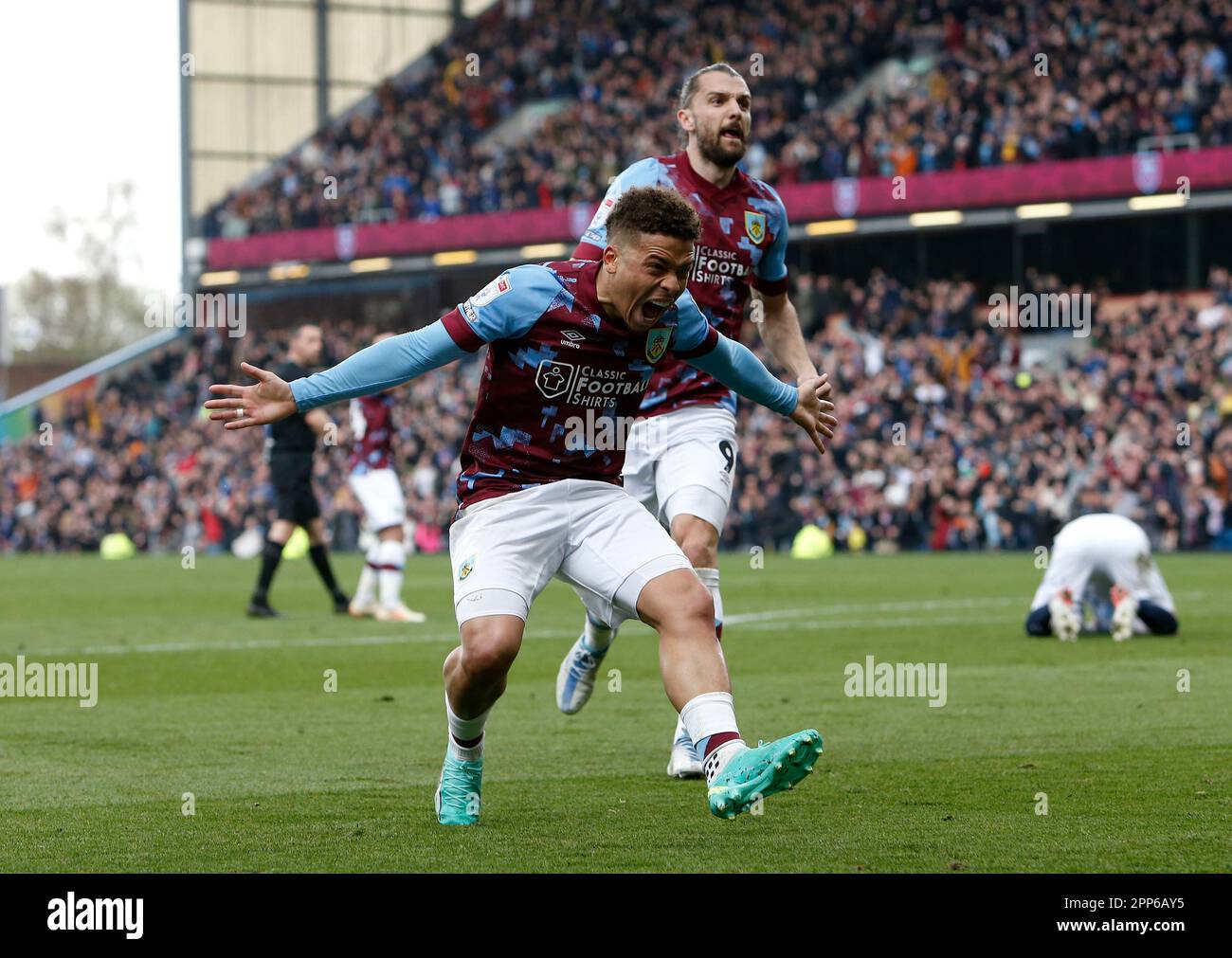 Manuel Benson de Burnley (à gauche) célèbre avec Jay Rodriguez après ...