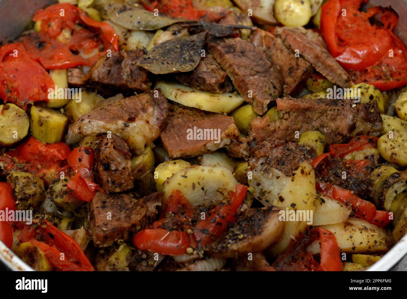 Un plateau de tranches de pommes de terre, oignon, tomate, poivron ...