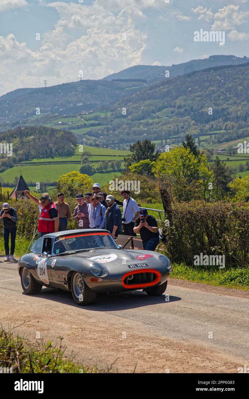 BERZE, FRANCE, 19 avril 2023 : de 17 avril à 22, 32nd Tour Auto conduit ...