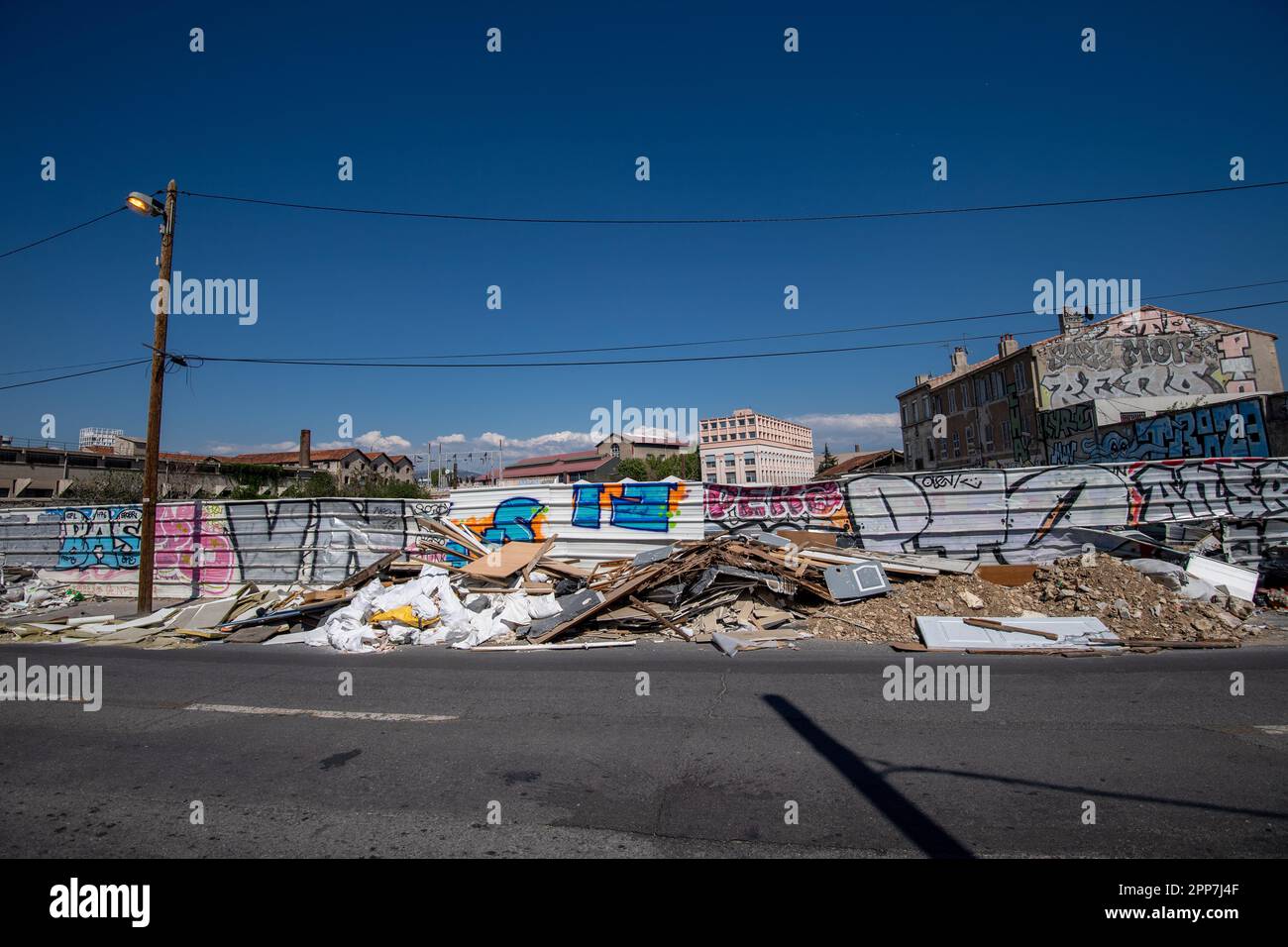 Vue de l'ancienne ville de bidonville de la rue Cazemajou à Marseille ...