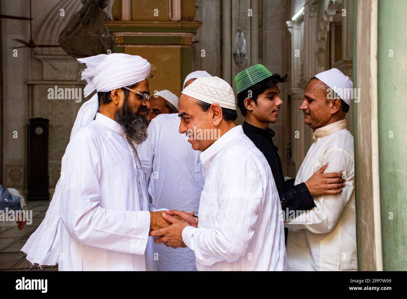 Kolkata, Inde. 22nd avril 2023. EID al-Fitr Namaz et embrassant le ...