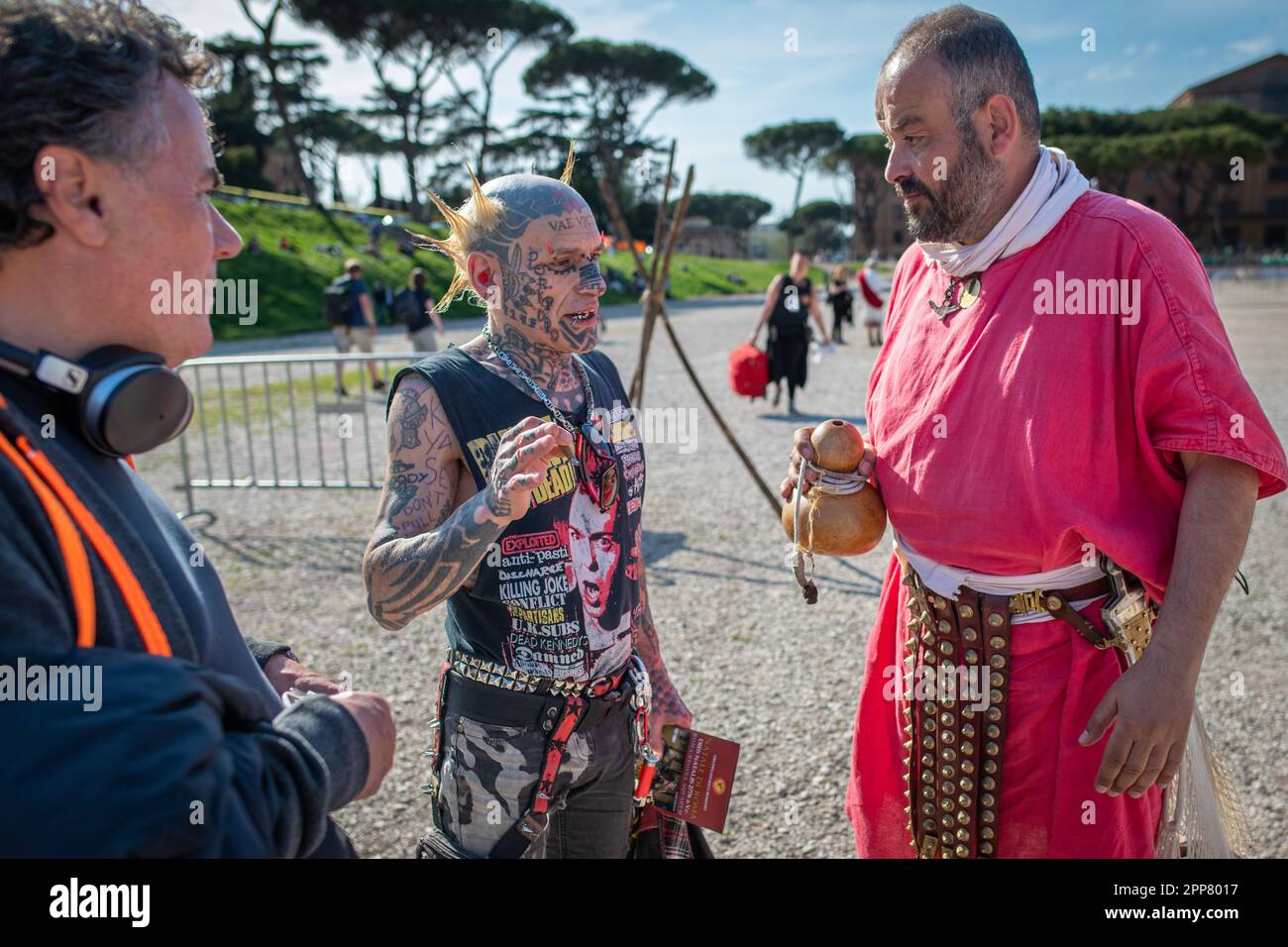 Un ancien roman parle à un punk moderne des figures du monde entier ...