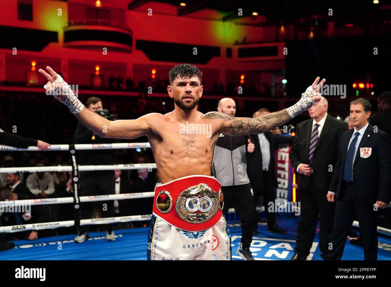 Joe Cordina célèbre la victoire dans l'IBF World Super Feather Weight bout à Cardiff ...