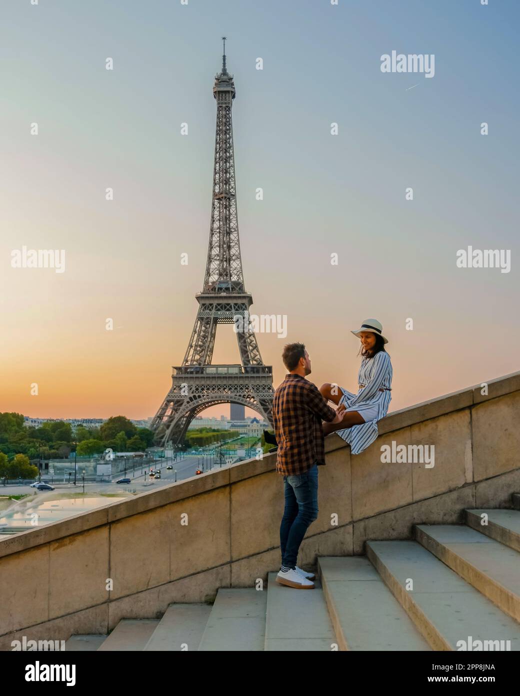 Jeune couple de la Tour Eiffel à Sunrise, Paris Tour Eifel Sunrise homme femme amoureux ...