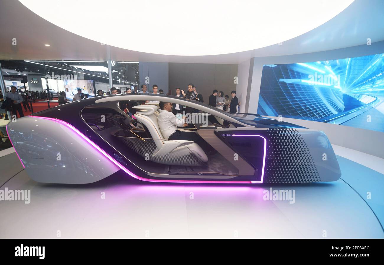 SHANGHAI, CHINE - 18 AVRIL 2023 - les visiteurs découvrent le cockpit intelligent holographique ...