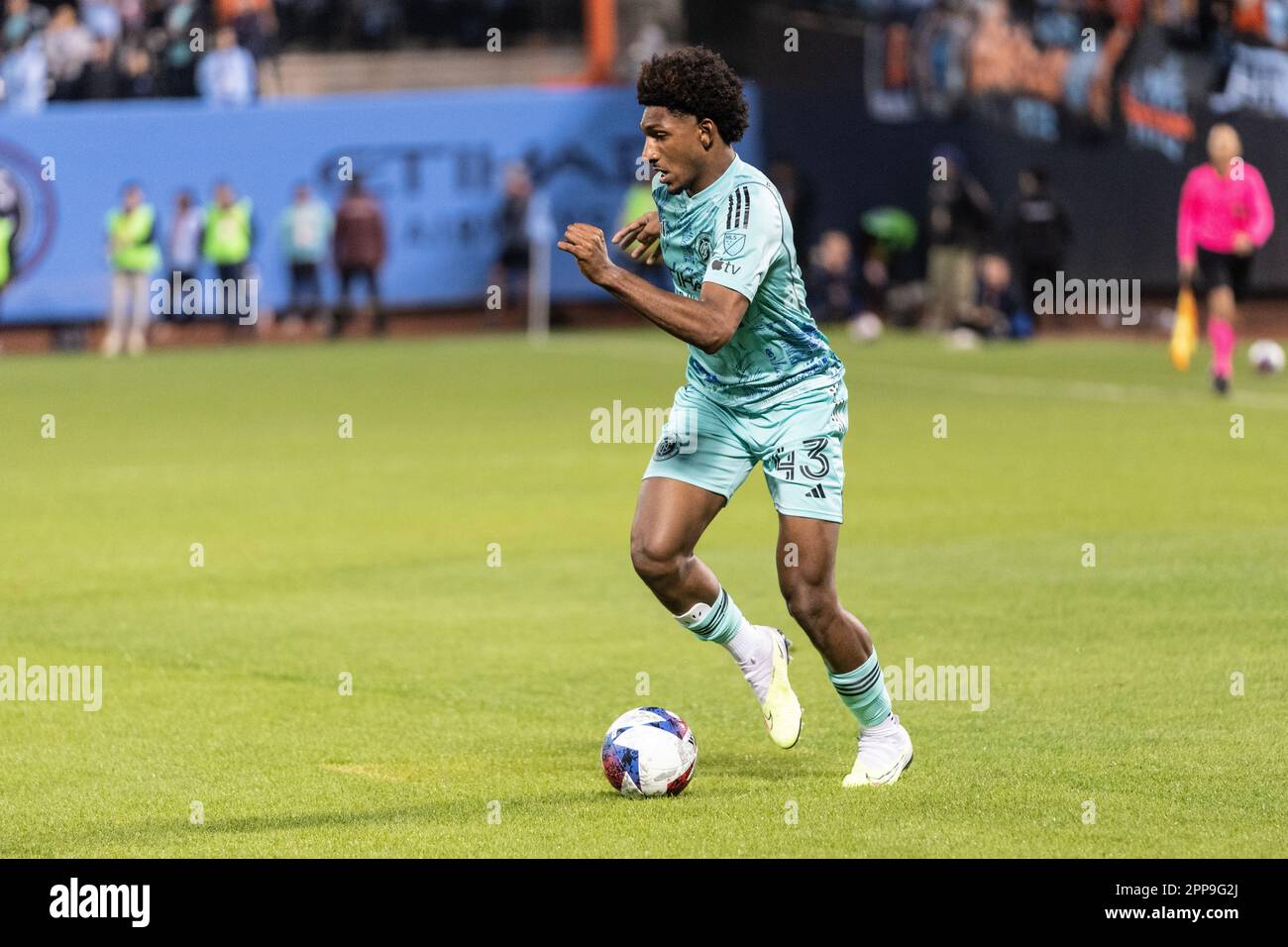 Tales Magno (43) du NYCFC contrôle le ballon pendant le match de la ...
