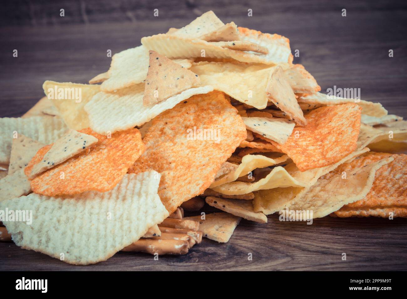 Tas de chips de pommes de terre salées croquantes, des bâtonnets et des ...