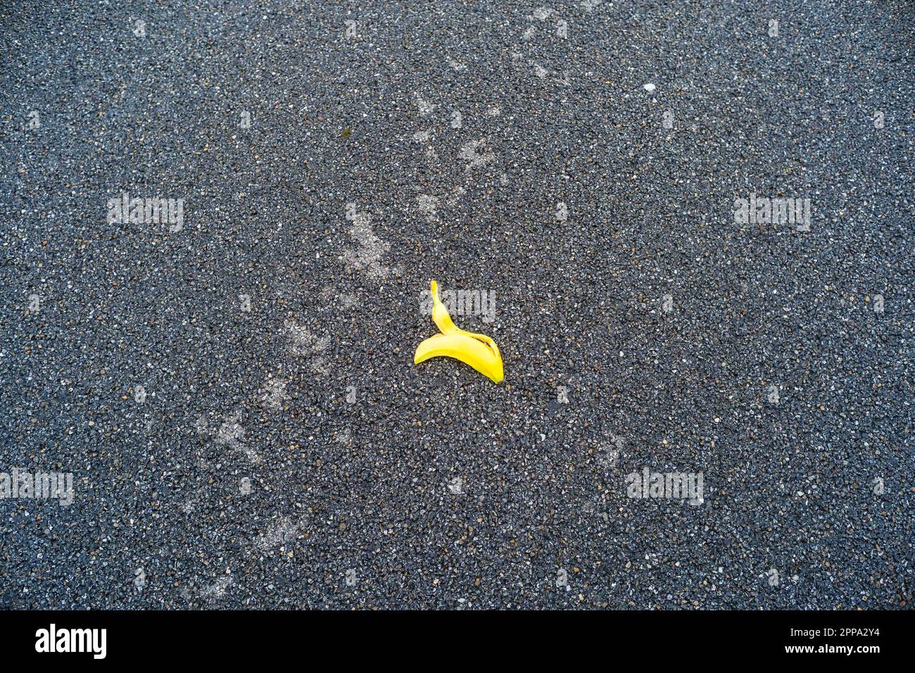 Peler la banane sur le sol. Sur la A61, direction Carcassonne, Toulouse ...