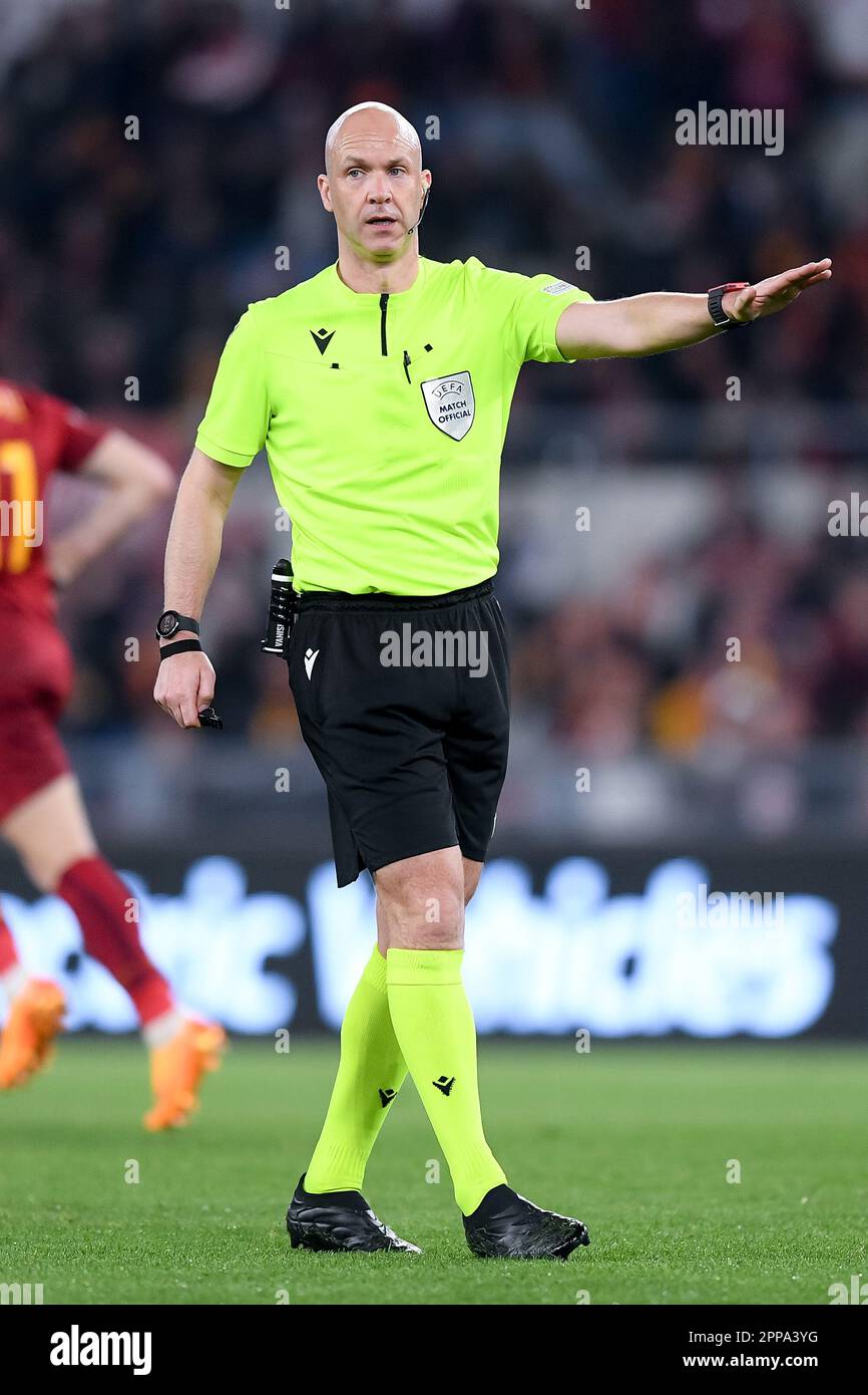 Arbitre Anthony Taylor gestes lors du match de deuxième match de l'UEFA ...