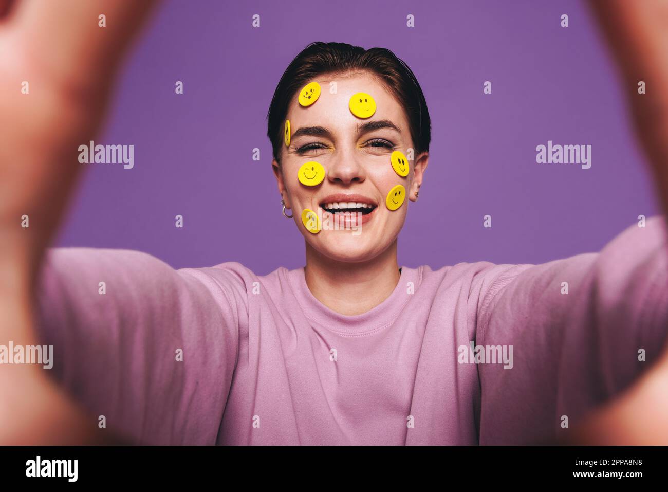 Faces smileys smiley looking Banque de photographies et d’images à ...