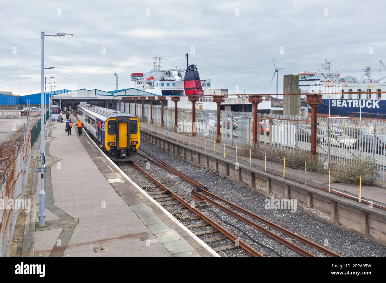 Northern Rail classe 156 train 156414 à la gare de Heysham Port avec le ...
