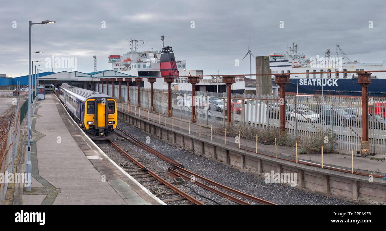 Northern Rail classe 156 train 156414 à la gare de Heysham Port avec le ...