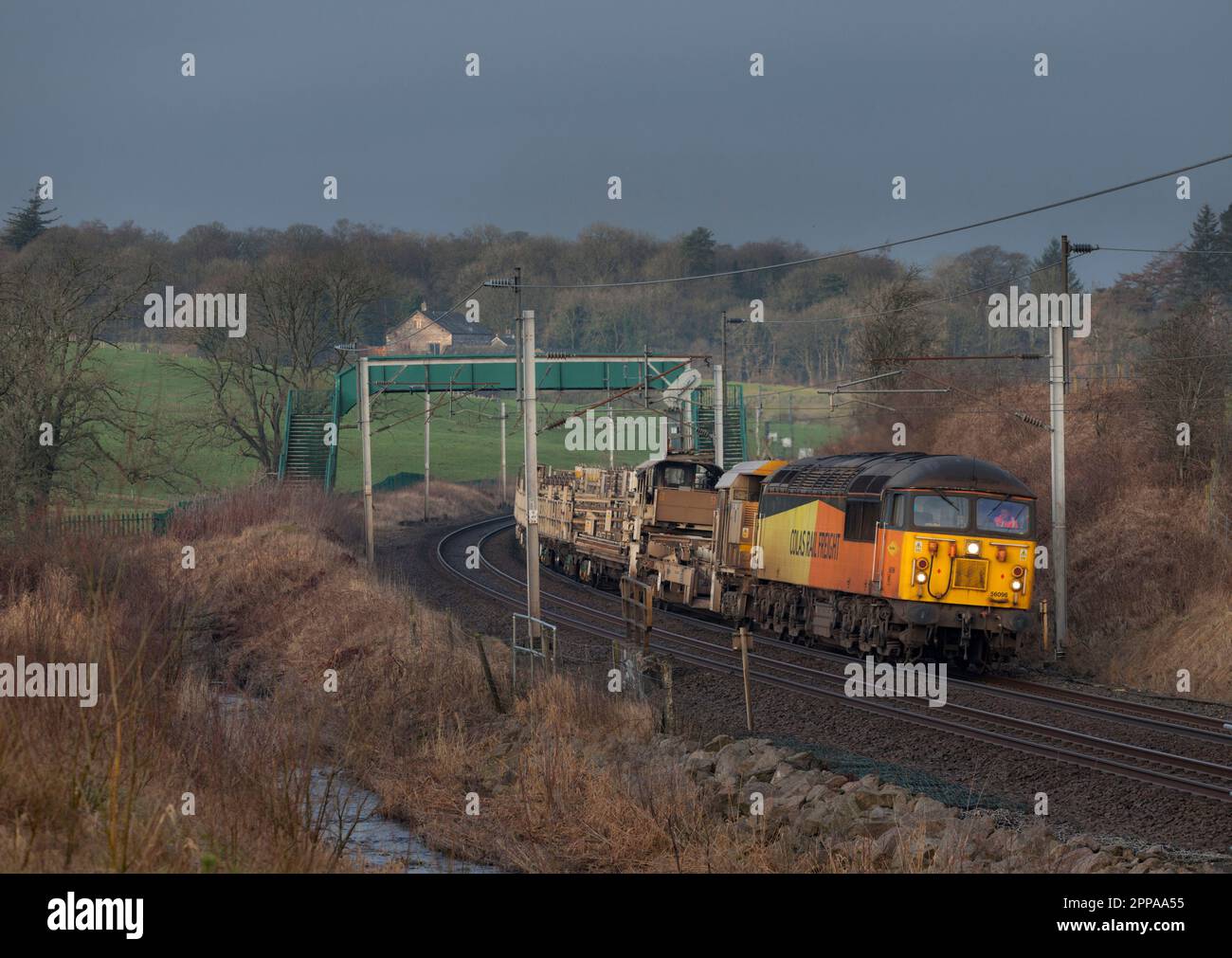 Colas Railfreight classe 56 locomotive 56096on la ligne principale de ...
