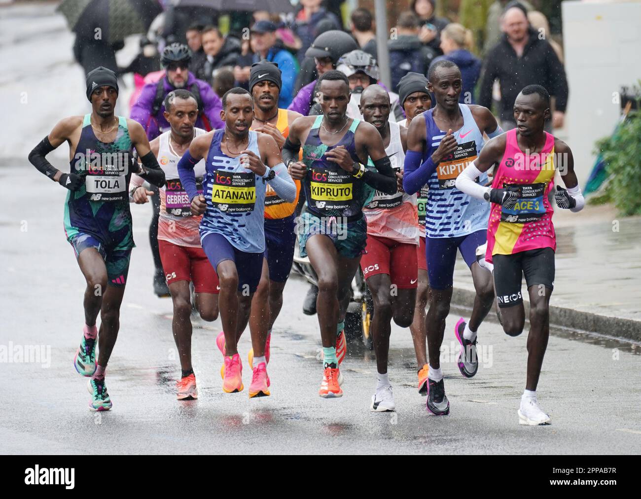 Tamirat Tola (à gauche), Amos Kipruto (troisième à gauche) et Kelvin ...