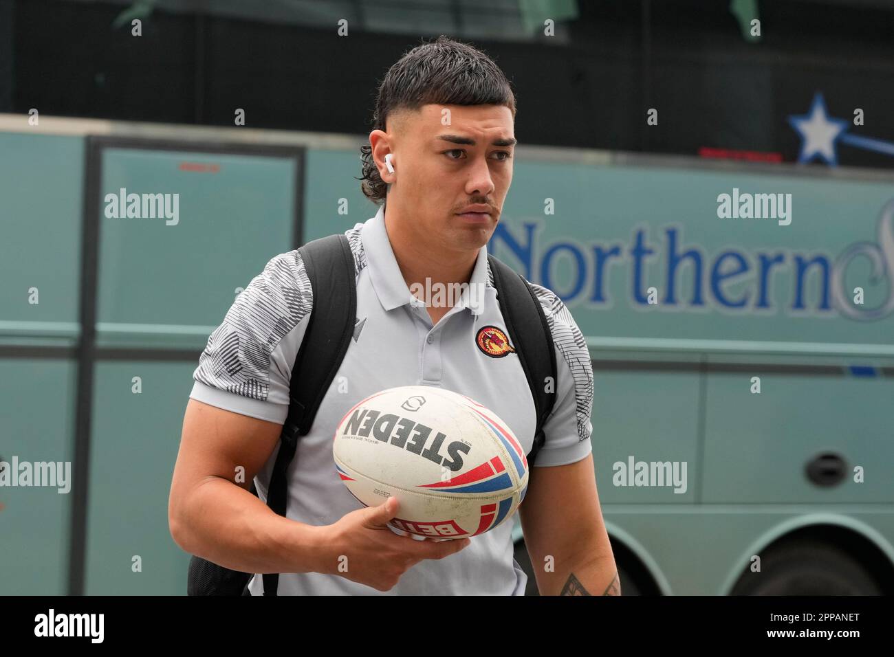 Tiaki Chan #18 des Catalans Dragons arrive au stade avant le Betfred ...