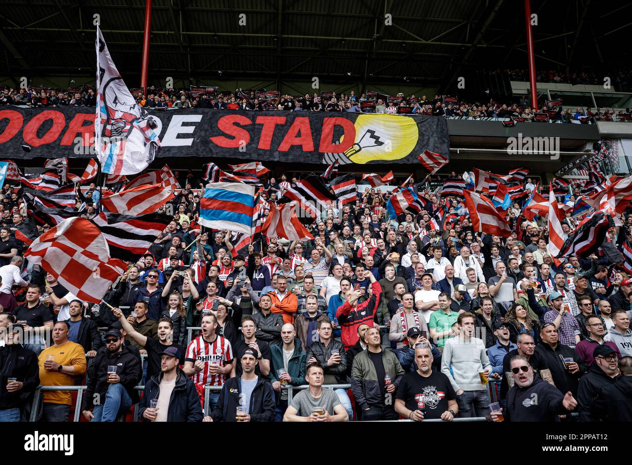 EINDHOVEN, PAYS-BAS - AVRIL 23: Fans de PSV pendant le match Eredivisie ...