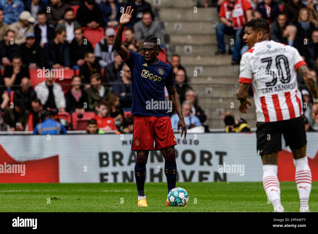 EINDHOVEN, PAYS-BAS - AVRIL 23 : Calvin Bassey d'Ajax lors du match ...