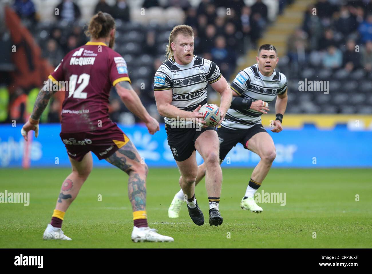 Brad Fash #13 de Hull FC court avec le ballon pendant le match de la ...