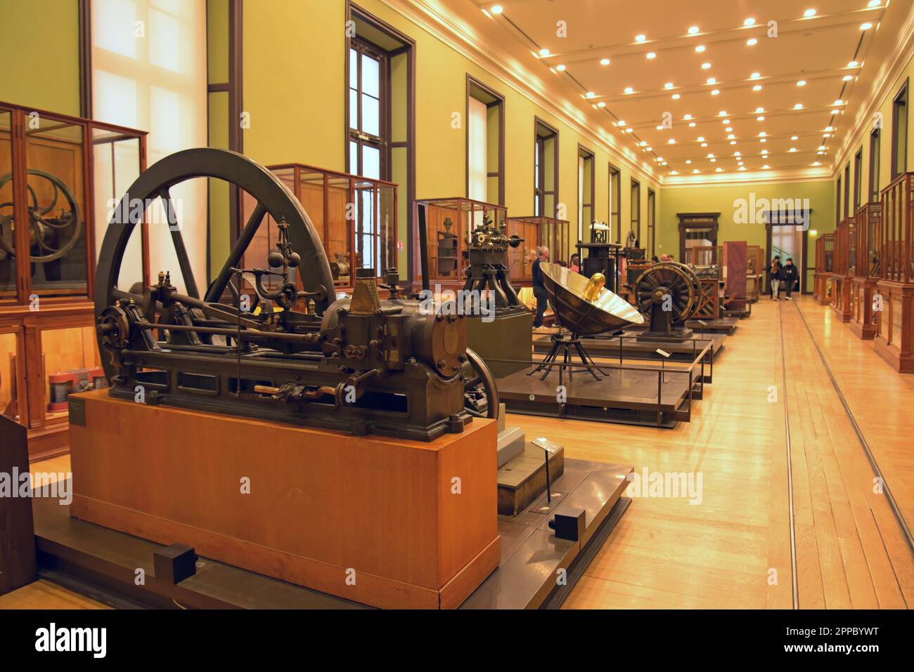 Machine à vapeur d'époque et autres machines exposées au Musée des Arts ...