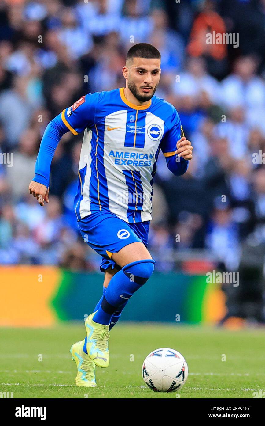 Deniz Undav #21 de Brighton & Hove Albion court avec le ballon lors du ...