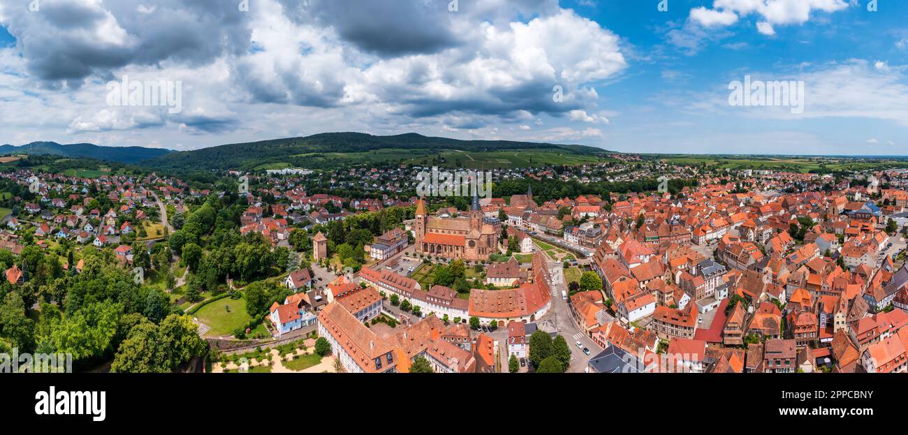 Wissembourg (Weißenburg) ville d'Alsace, France. Centre historique de ...