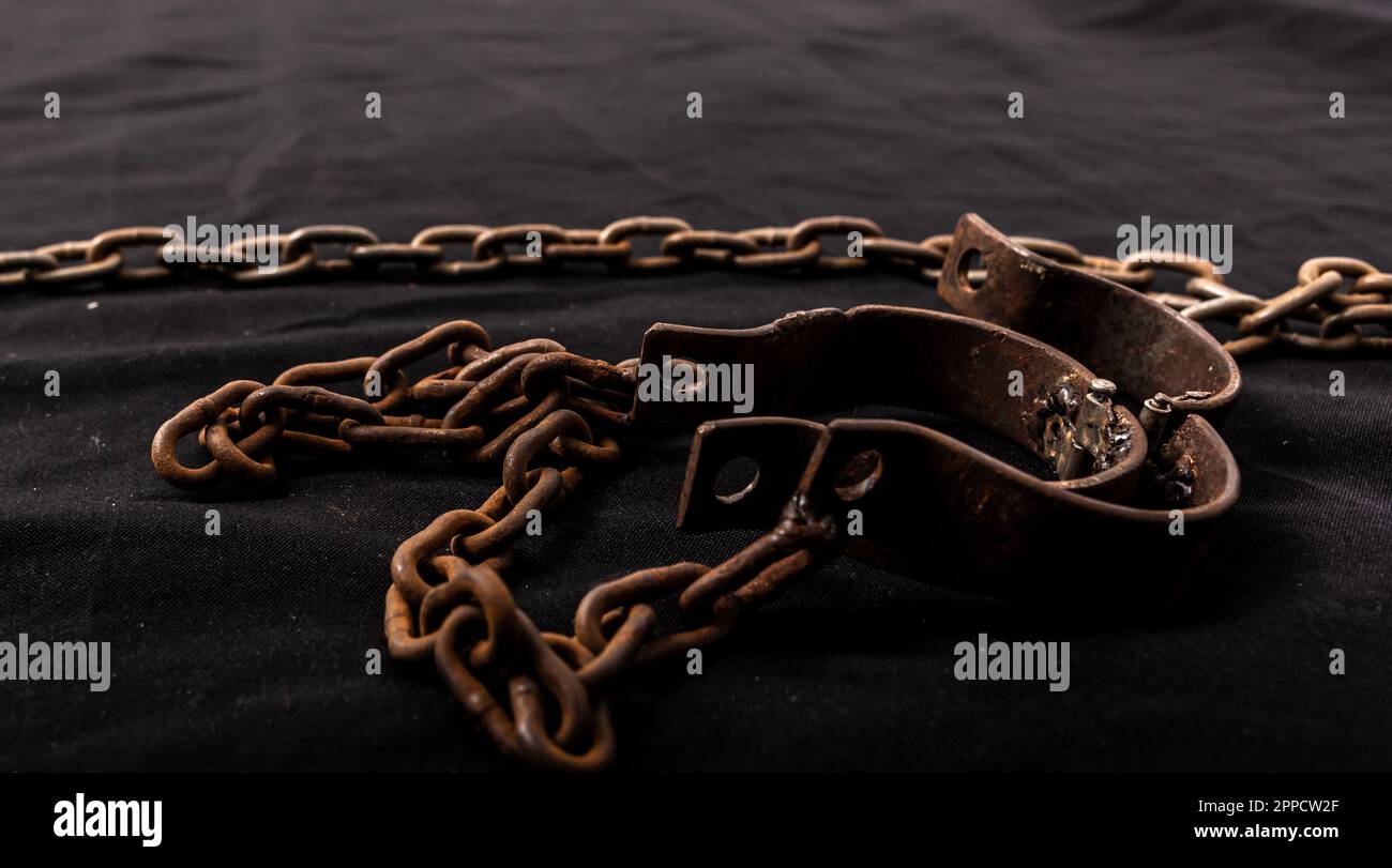 Anciennes chaînes ou menottes utilisées pour tenir des prisonniers ou ...