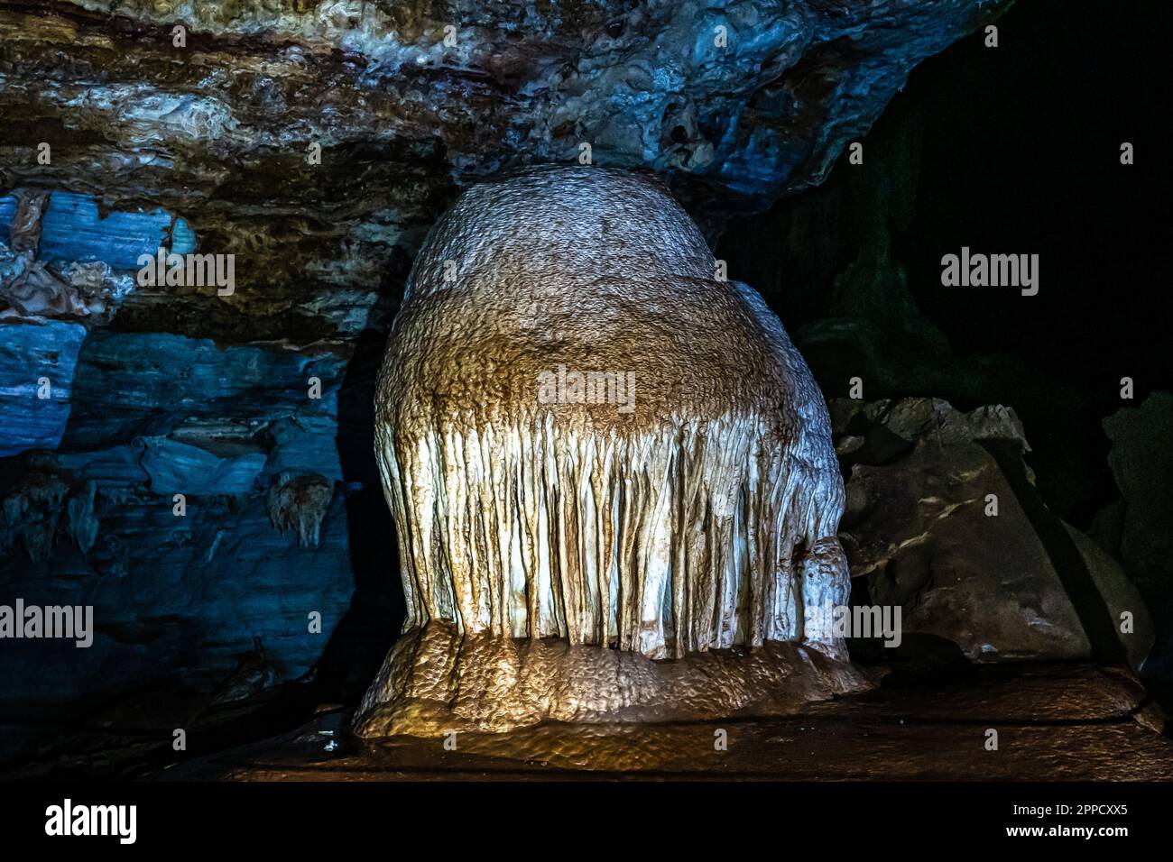 Grotte calcaire des formations de stalactites et de stalagmites, la ...