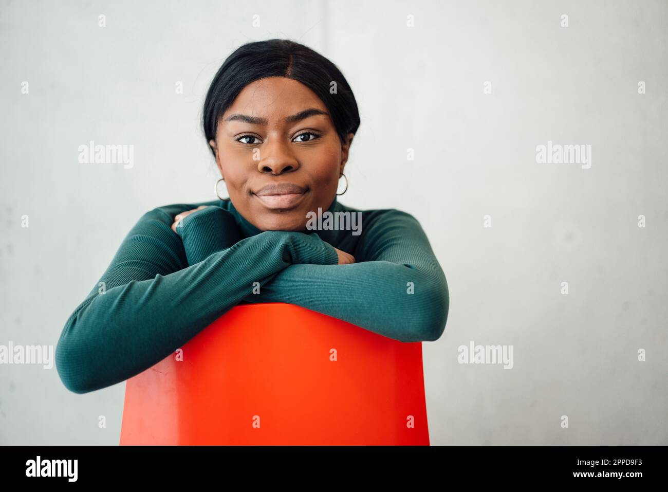 Jeune Femme Assise Dans Une Chaise De Bureau Banque De Photographies Et