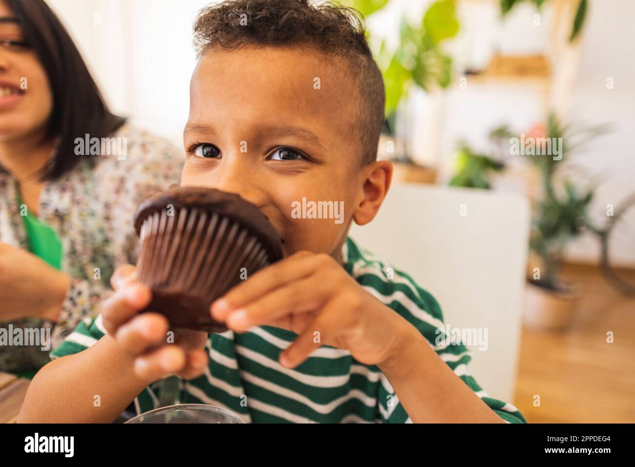 Boy eating chocolate Banque de photographies et d’images à haute ...