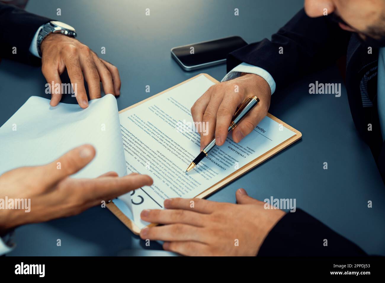 Gros plan signature manuelle du contrat avec le stylo, fermeture de la ...