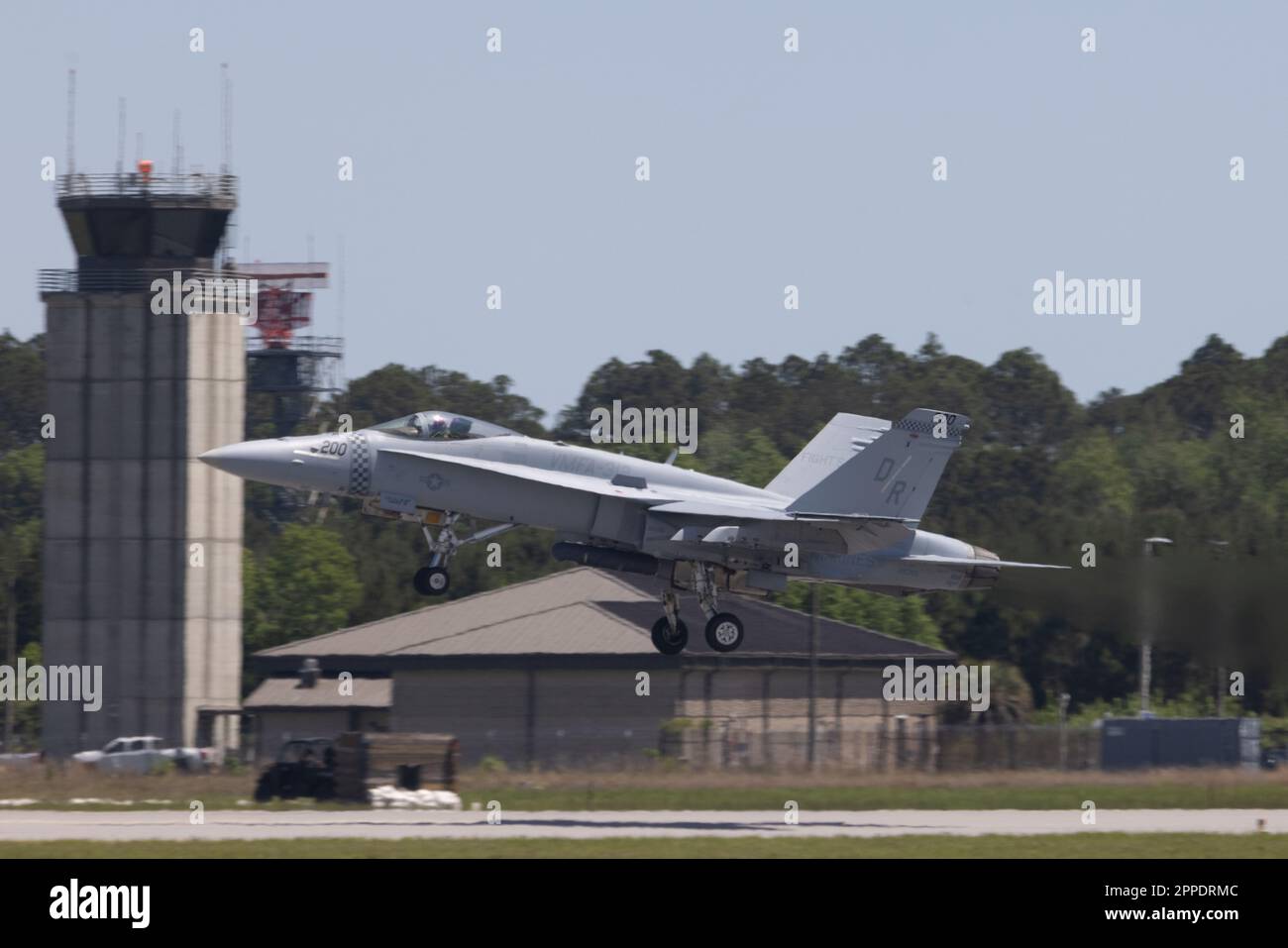 Un F/A-18 Super Hornet avec l'escadron d'attaque de chasseurs maritimes ...