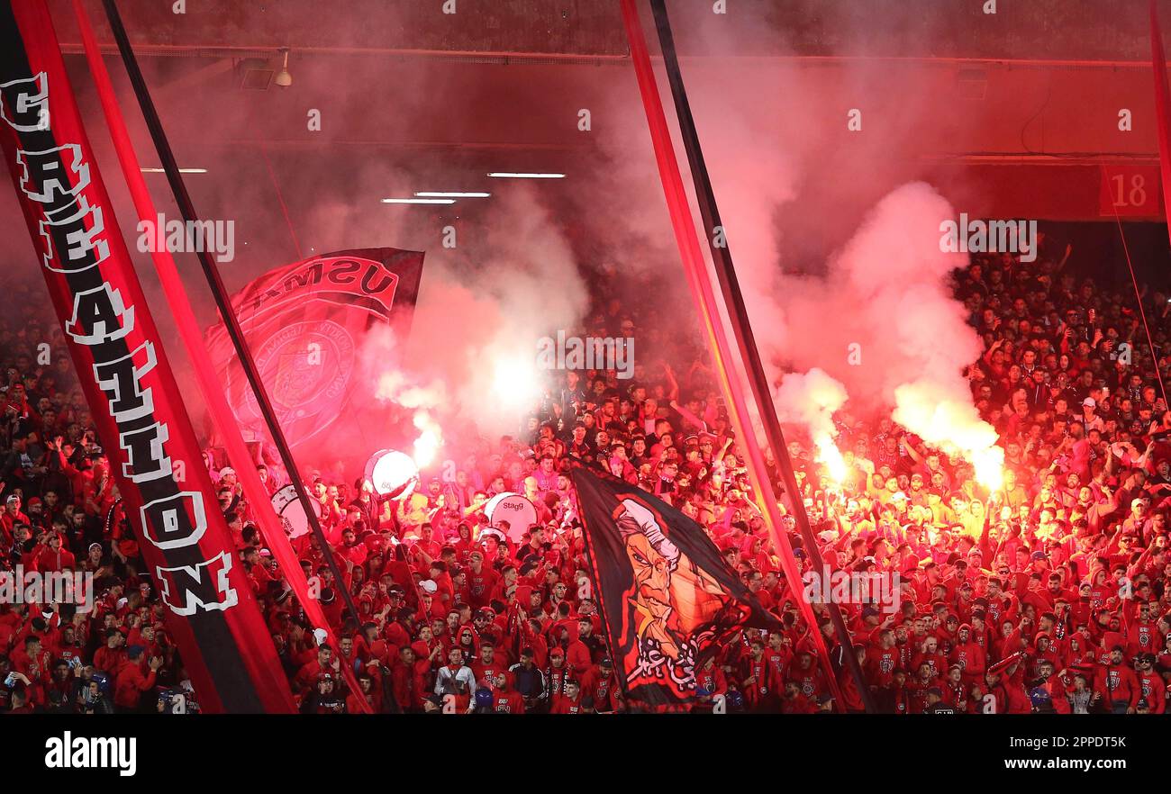 Alger. 24th avril 2023. Les fans applaudissent pour l'équipe lors du ...