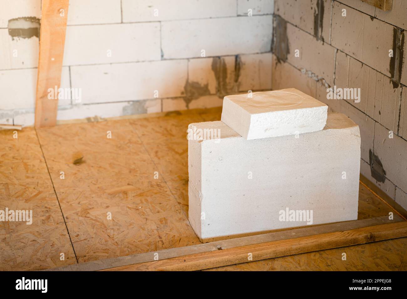 Bloc de béton cellulaire construit sur un panneau de toron orienté sur ...