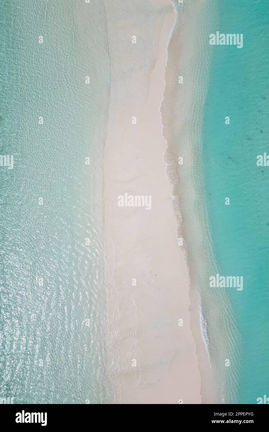 Magnifique océan bleu et sable blanc île maldives haut drone vue eral ...