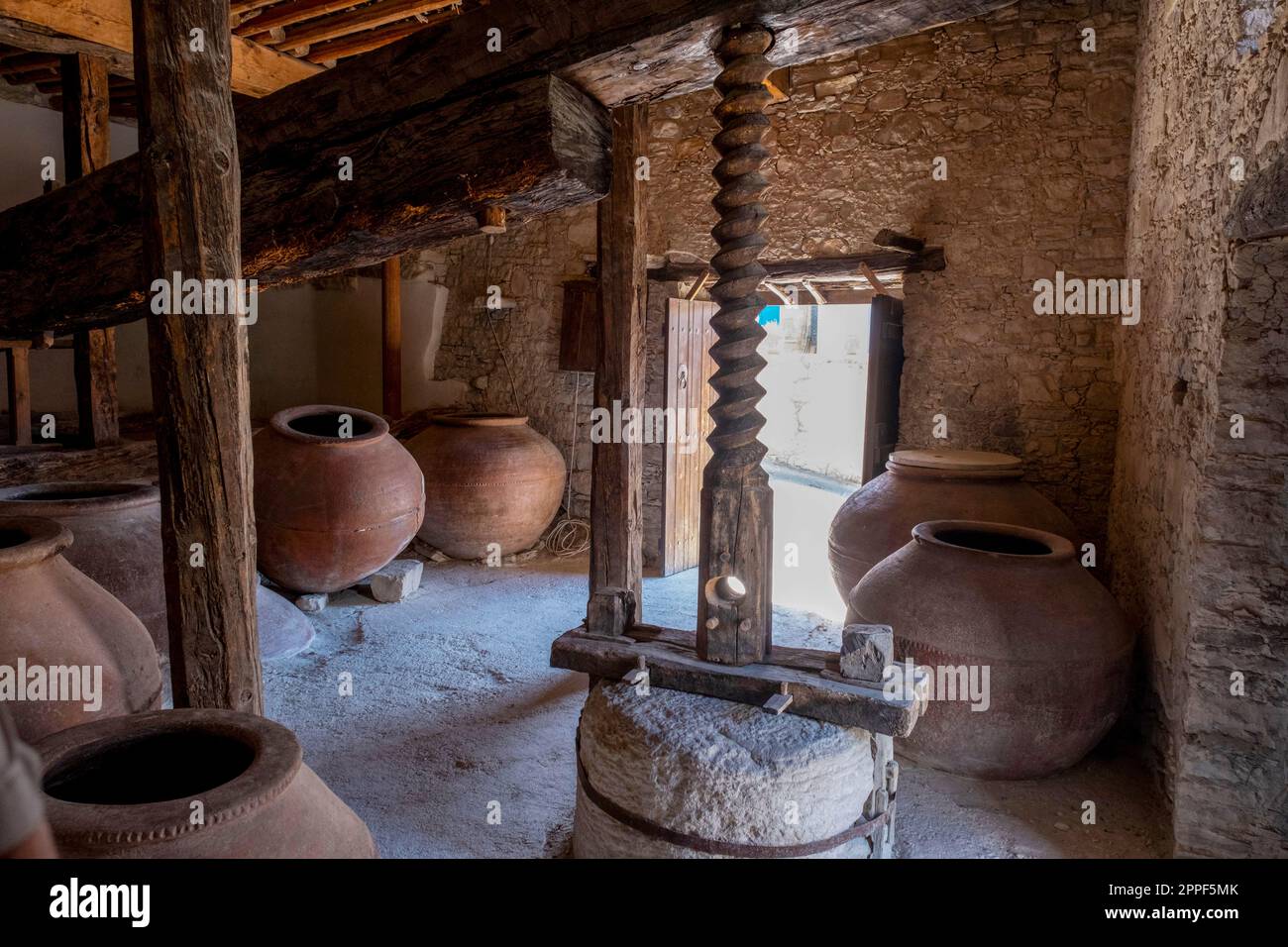 Ancienne presse à vins dans le musée de stockage de Commandaria dans le ...