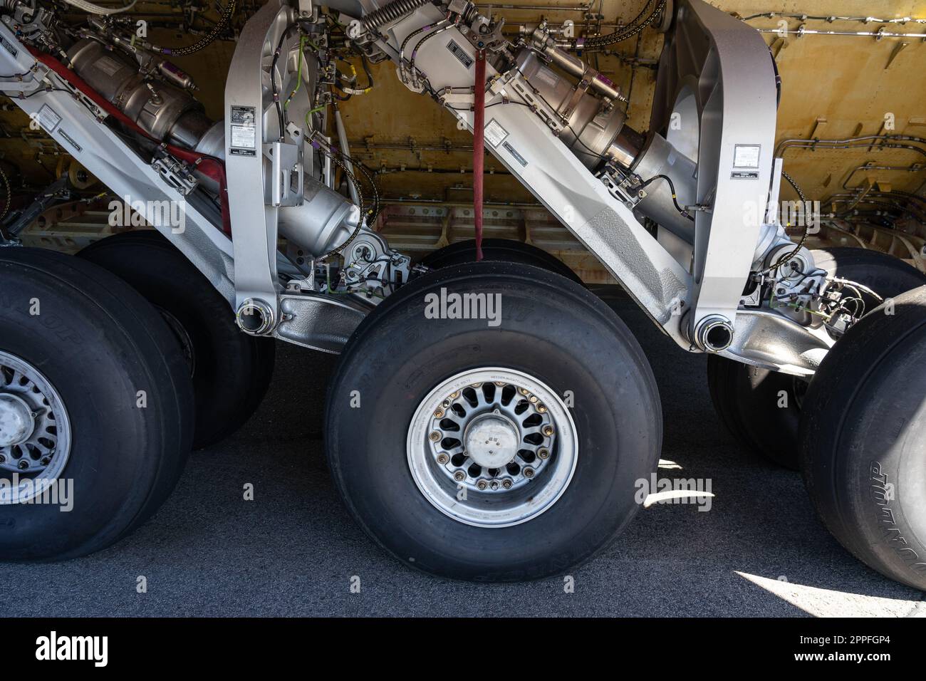 BERLIN, ALLEMAGNE - 23 JUIN 2022 : train d'atterrissage de l'avion de ...