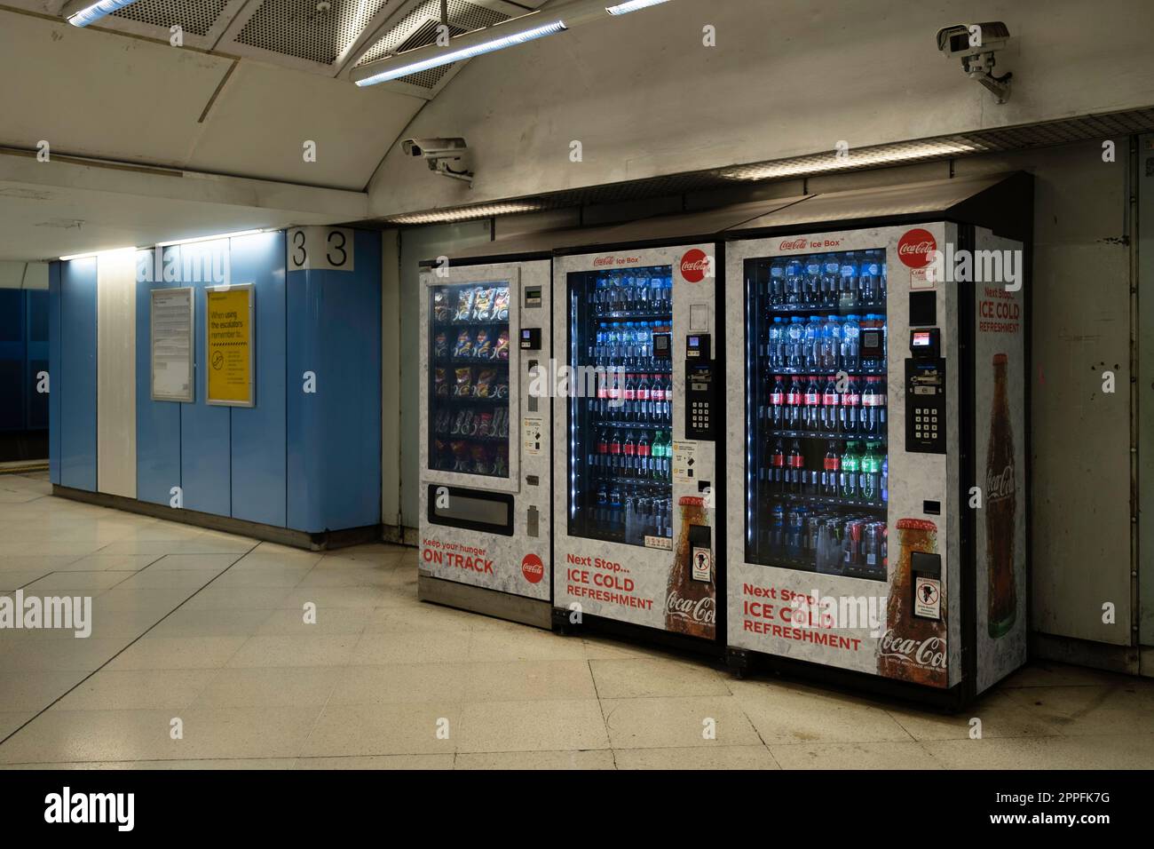 Distributeur automatique avec Coca Cola et autres boissons sur la plate ...