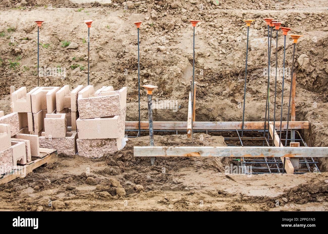 Détails d'un chantier de construction avec blocs de béton et barres d ...